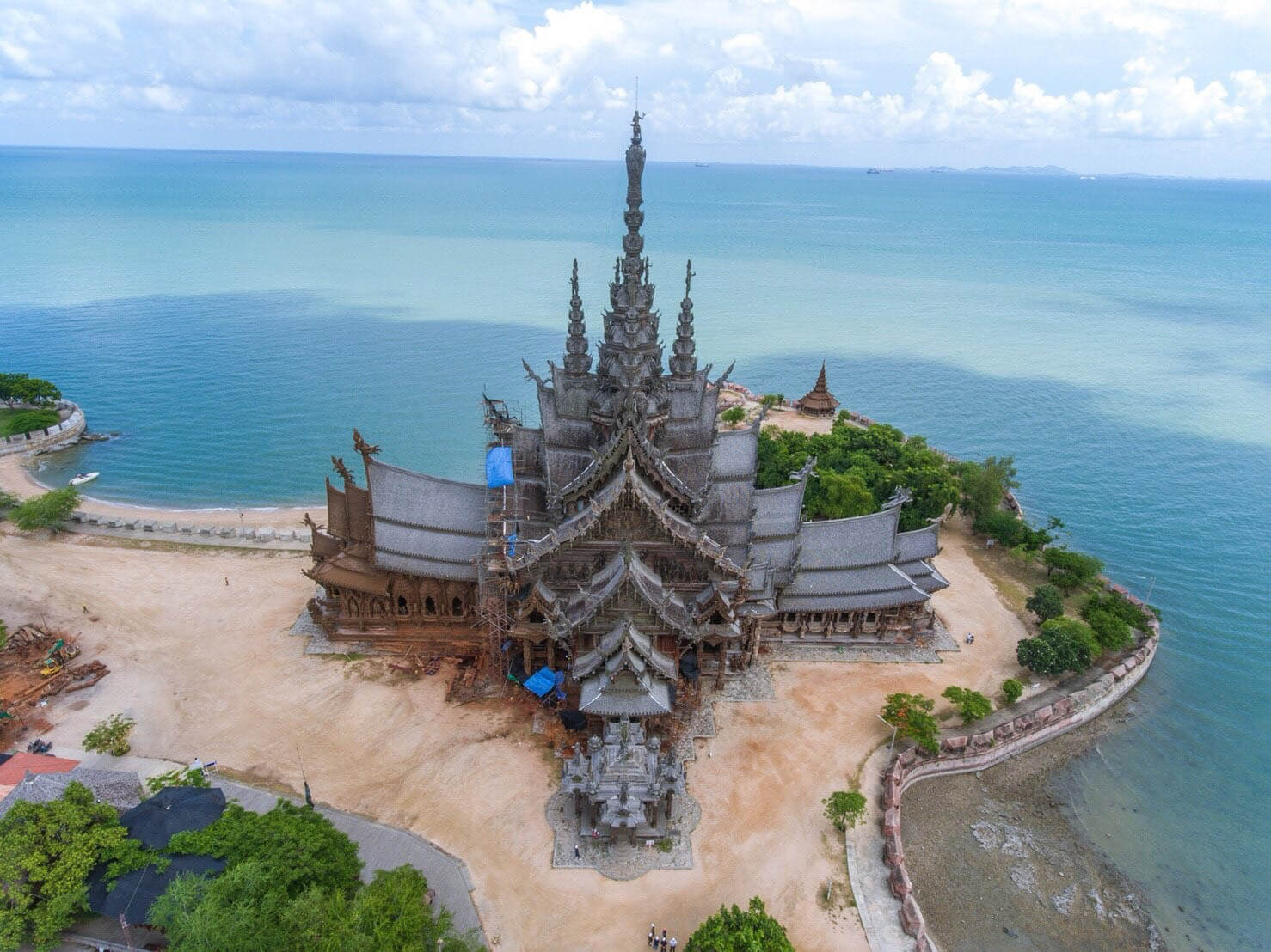 The magnificent wooden castle of faith The Sanctuary of Truth Pattaya ...